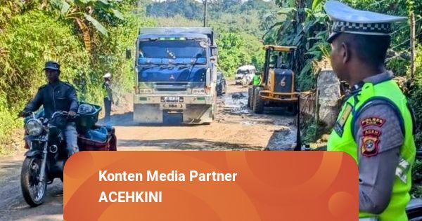 Tanah Longsor Tutupi Ruas Jalan di Pidie, Aceh | kumparan.com